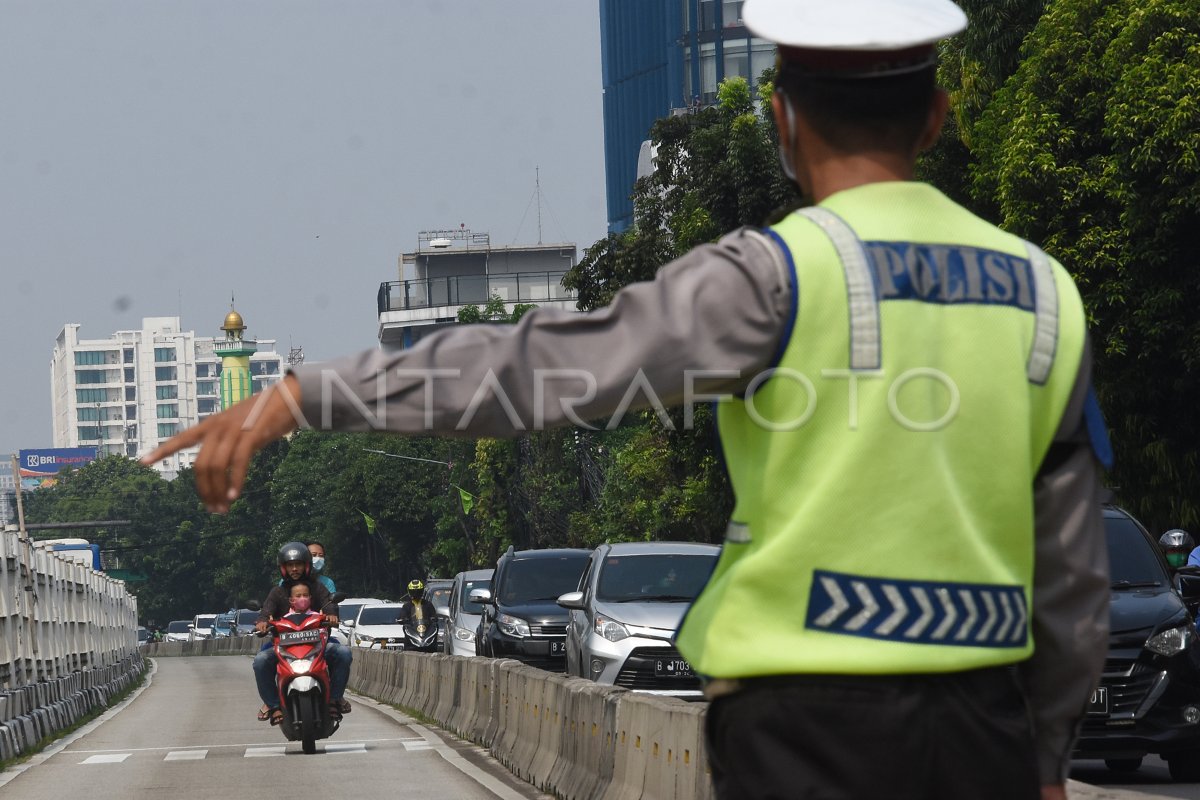 ANTISIPASI PELANGGARAN DI JALUR TRANSJAKARTA | ANTARA Foto ANTISIPASI PELANGGARAN DI JALUR TRANSJAKARTA | ANTARA Foto