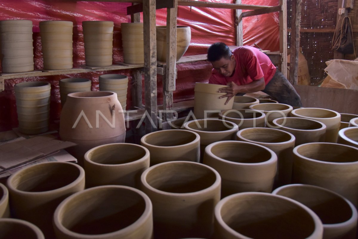 BANTUAN LANGSUNG TUNAI UNTUK UMKM | ANTARA Foto BANTUAN LANGSUNG TUNAI UNTUK UMKM | ANTARA Foto