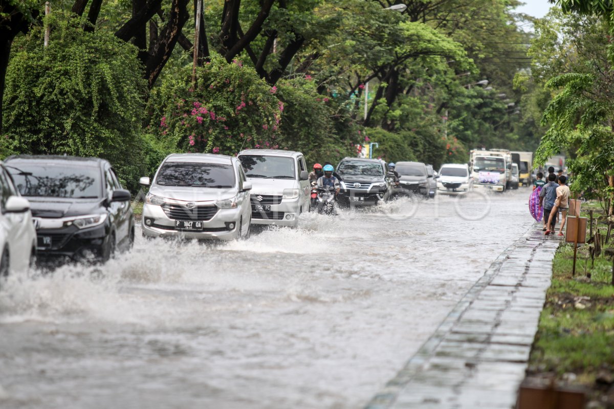 AKSES JALAN DI BANDARA JUANDA TERGENANG BANJIR | ANTARA Foto