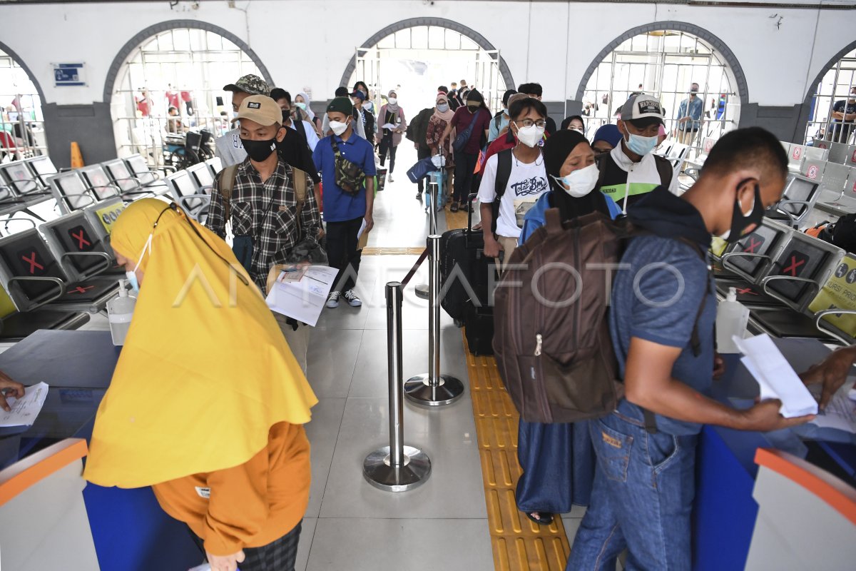 SERTIFIKAT VAKSINASI WAJIB UNTUK PENUMPANG KERETA JARAK JAUH | ANTARA Foto SERTIFIKAT VAKSINASI WAJIB UNTUK PENUMPANG KERETA JARAK JAUH | ANTARA Foto