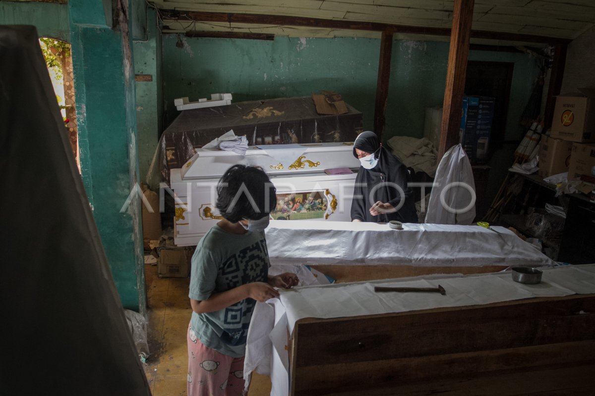 PENINGKATAN PERMINTAAN PETI JENAZAH | ANTARA Foto