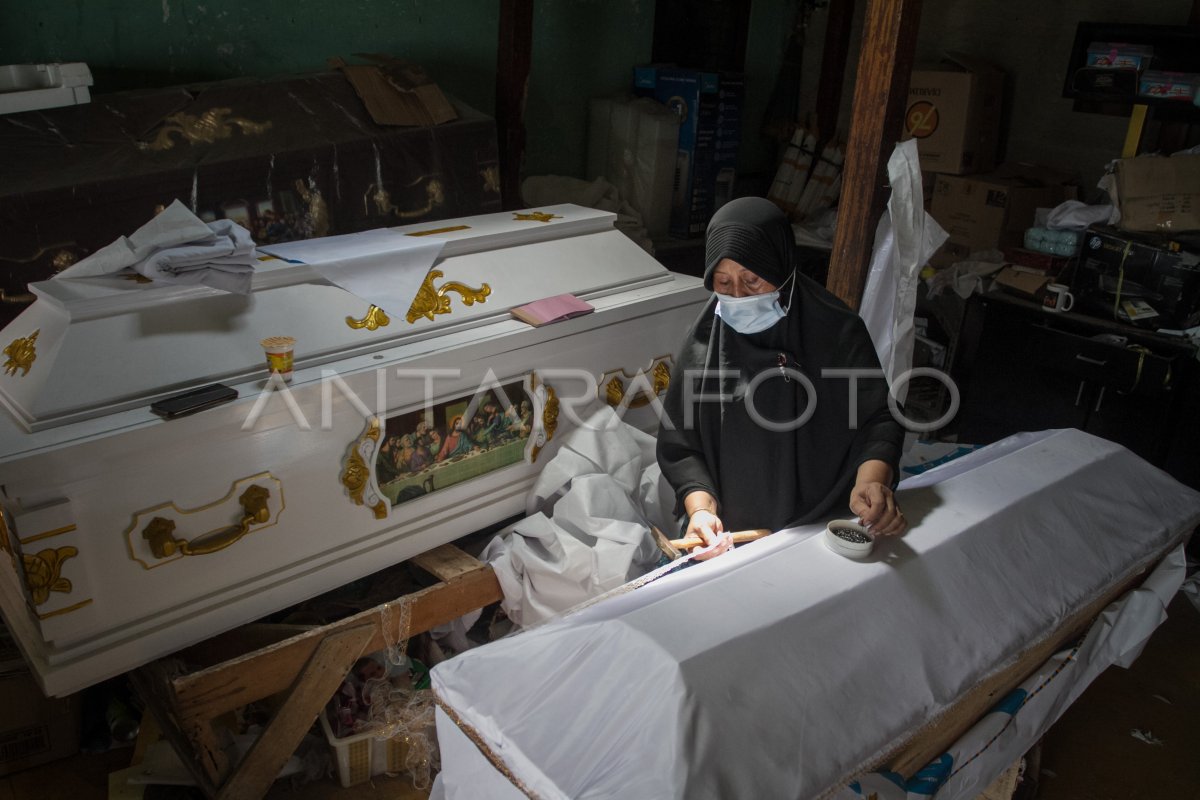 PENINGKATAN PERMINTAAN PETI JENAZAH | ANTARA Foto