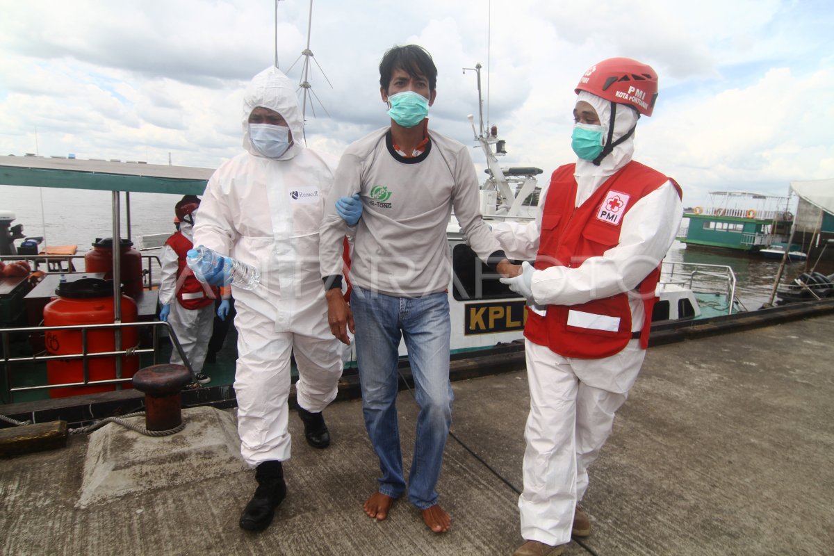 EVAKUASI KORBAN KAPAL TENGGELAM | ANTARA Foto