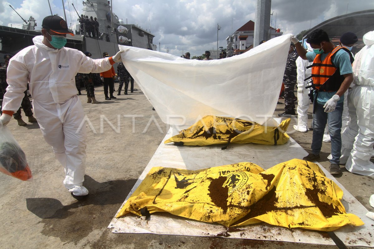 TNI AL EVAKUASI KORBAN KAPAL TENGGELAM | ANTARA Foto