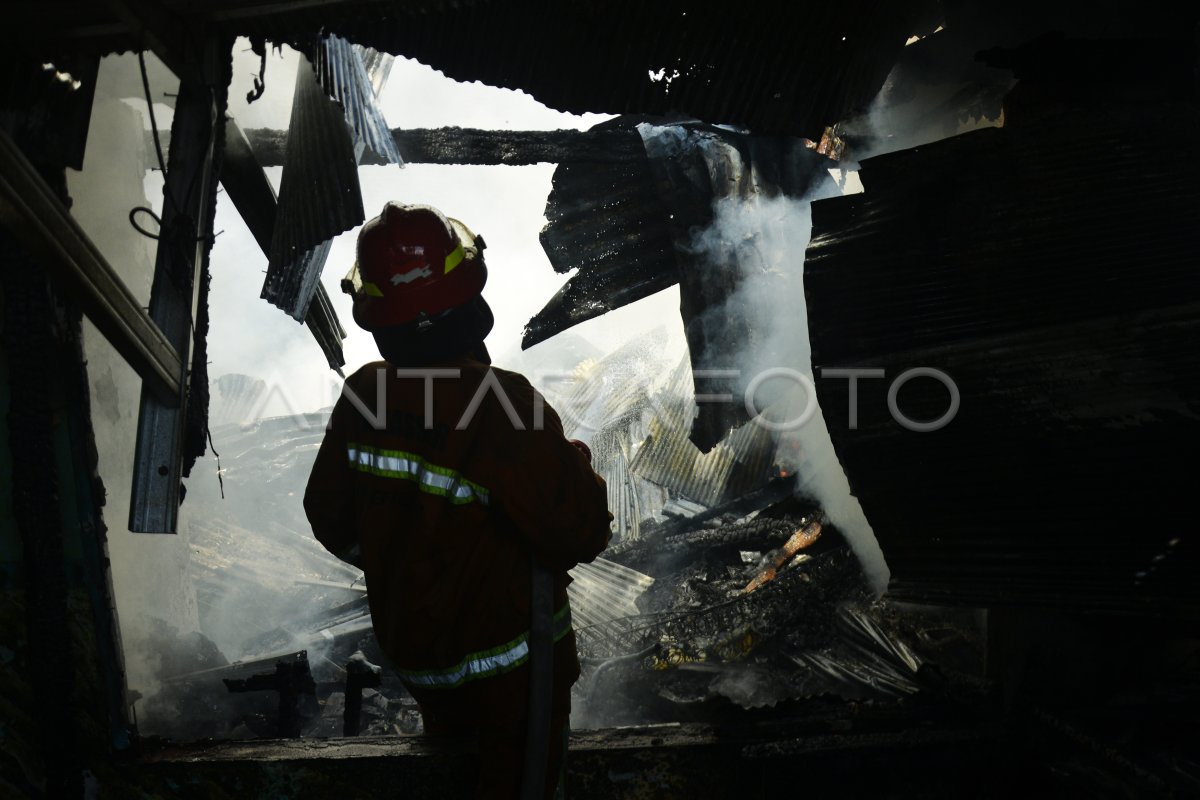 KEBAKARAN PERMUKIMAN PADAT PENDUDUK DI MAKASSAR | ANTARA Foto KEBAKARAN PERMUKIMAN PADAT PENDUDUK DI MAKASSAR | ANTARA Foto