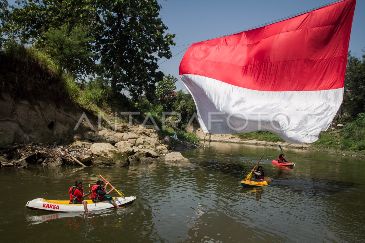 PENGIBARAN BENDERA MERAH PUTIH DI ATAS SUNGAI | ANTARA Foto PENGIBARAN BENDERA MERAH PUTIH DI ATAS SUNGAI | ANTARA Foto