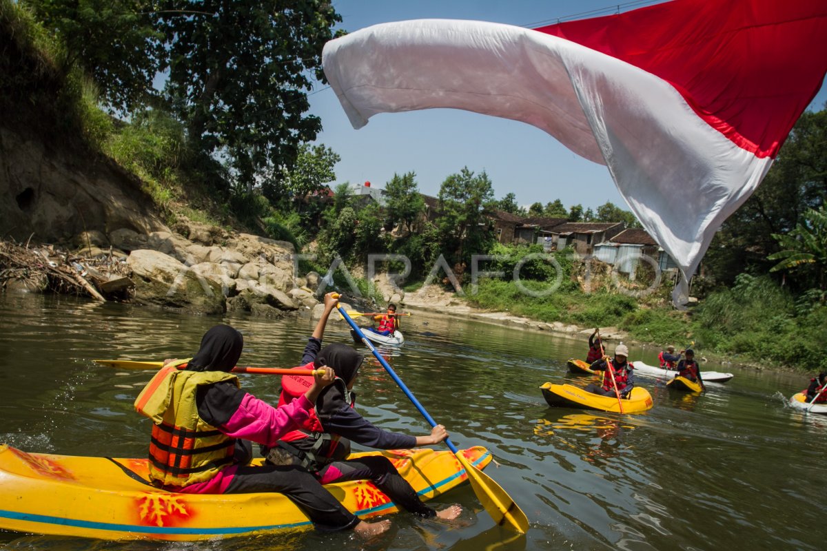 PENGIBARAN BENDERA MERAH PUTIH DI ATAS SUNGAI | ANTARA Foto PENGIBARAN BENDERA MERAH PUTIH DI ATAS SUNGAI | ANTARA Foto