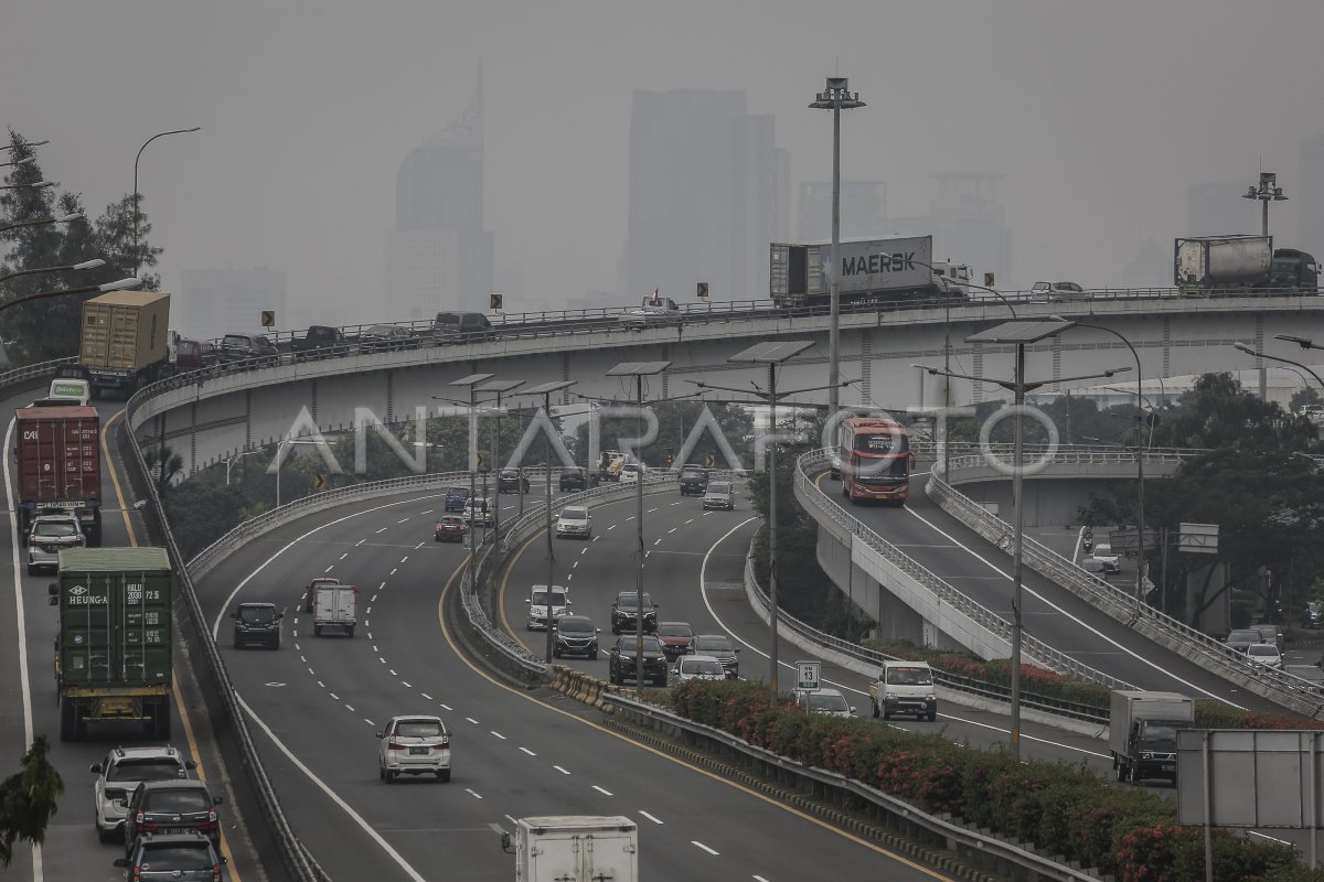 PENYESUAIAN TARIF TOL JAKARTA-SURABAYA | ANTARA Foto PENYESUAIAN TARIF TOL JAKARTA-SURABAYA | ANTARA Foto