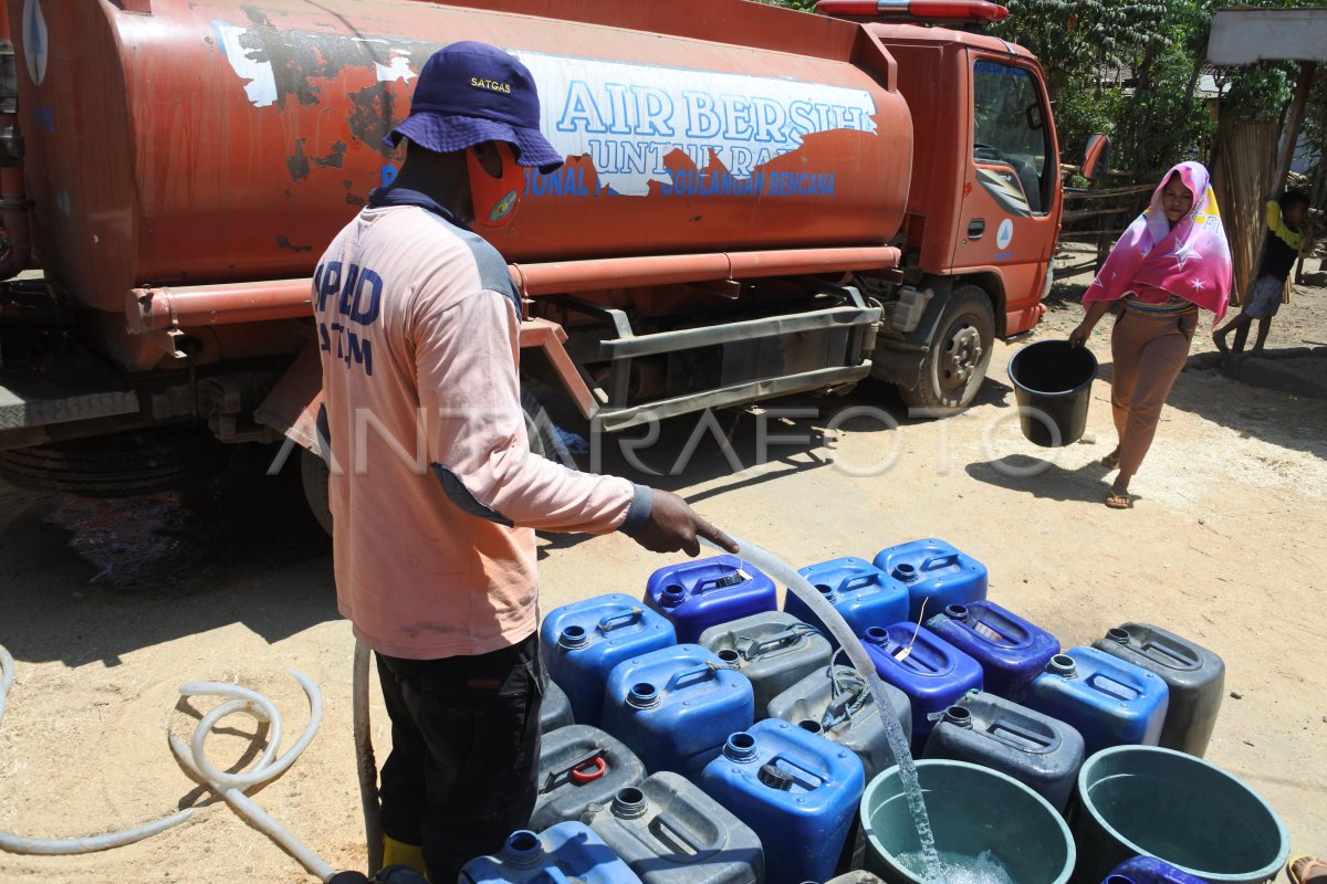 BPBD SITUBONDO MULAI DISTRIBUSI AIR BERSIH | ANTARA Foto