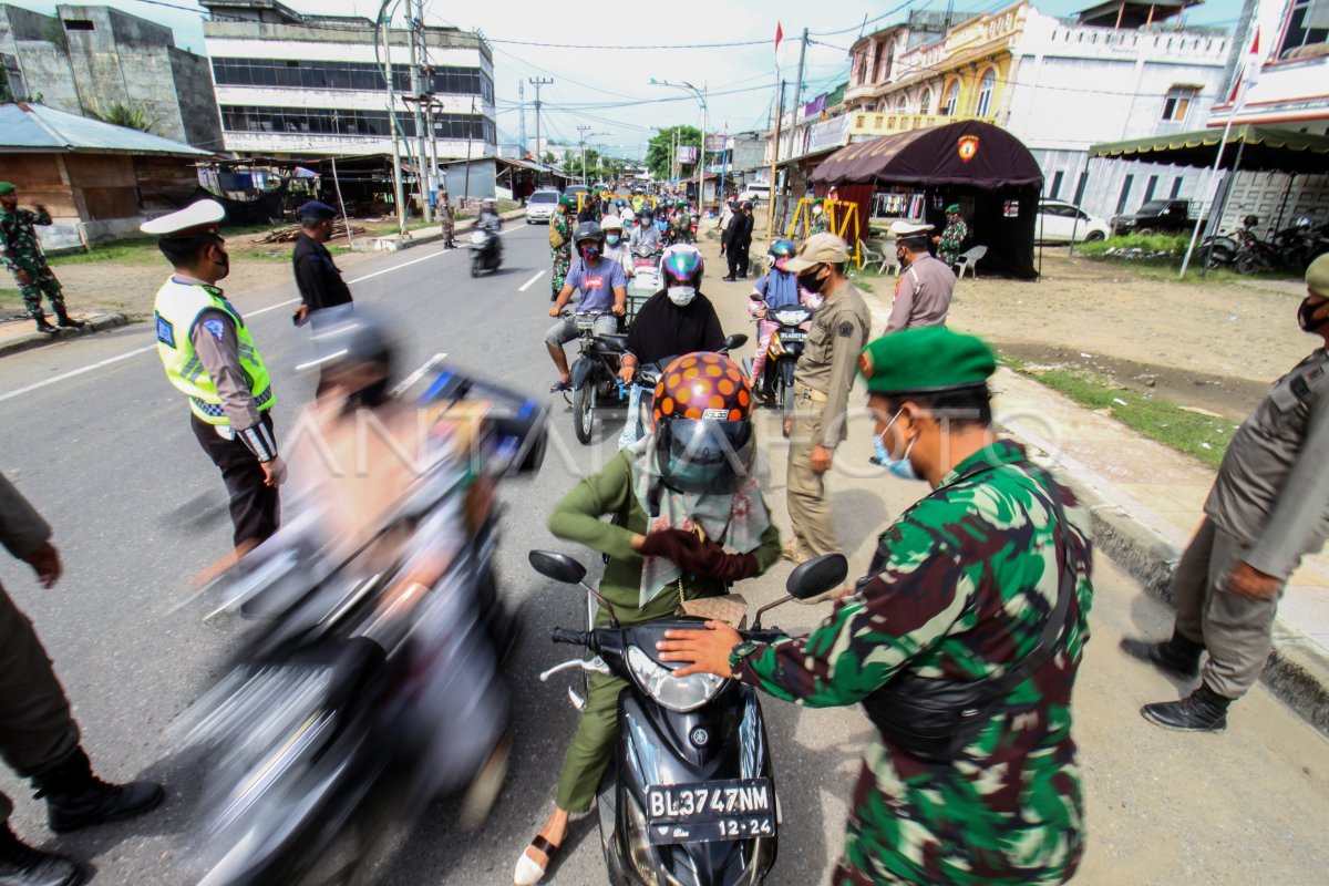PEMERIKSAAN KARTU VAKSIN DAERAH ZONA MERAH COVID-19 | ANTARA Foto PEMERIKSAAN KARTU VAKSIN DAERAH ZONA MERAH COVID-19 | ANTARA Foto