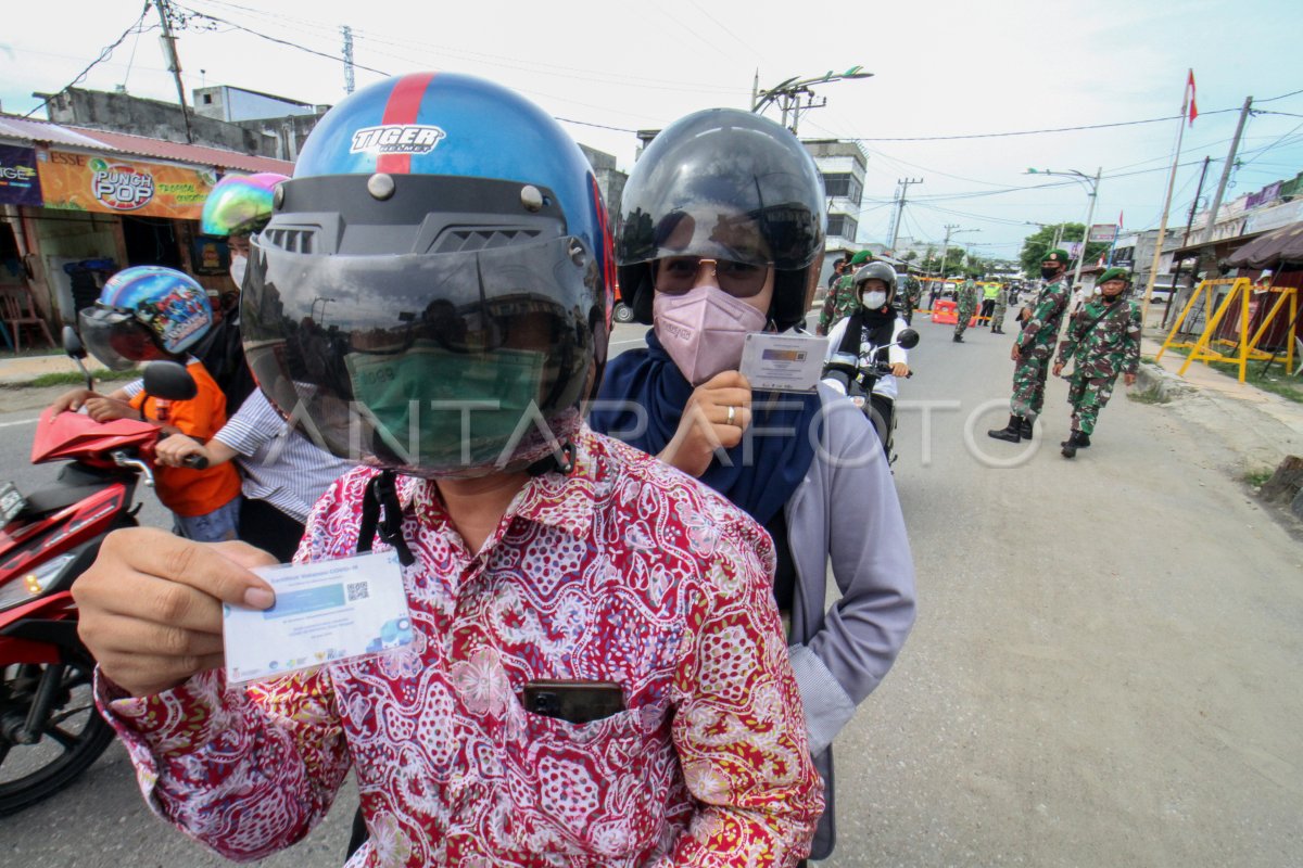 PEMERIKSAAN KARTU VAKSIN DAERAH ZONA MERAH COVID-19 | ANTARA Foto PEMERIKSAAN KARTU VAKSIN DAERAH ZONA MERAH COVID-19 | ANTARA Foto