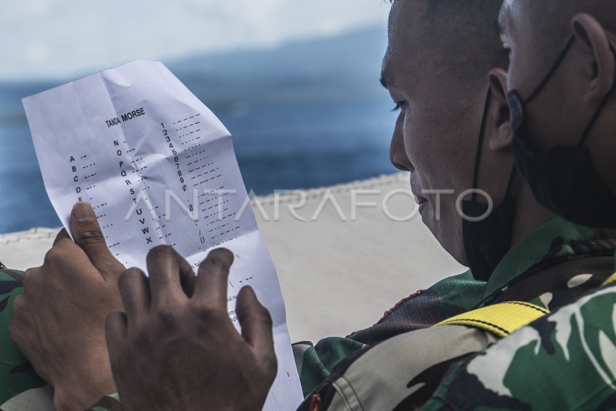 UJI KETANGKASAN DAN ISYARAT KOMUNIKASI TAKTIS | ANTARA Foto UJI KETANGKASAN DAN ISYARAT KOMUNIKASI TAKTIS | ANTARA Foto