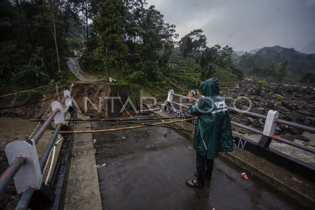 JEMBATAN TERPUTUS DITERJANG BANJIR BANDANG | ANTARA Foto JEMBATAN TERPUTUS DITERJANG BANJIR BANDANG | ANTARA Foto