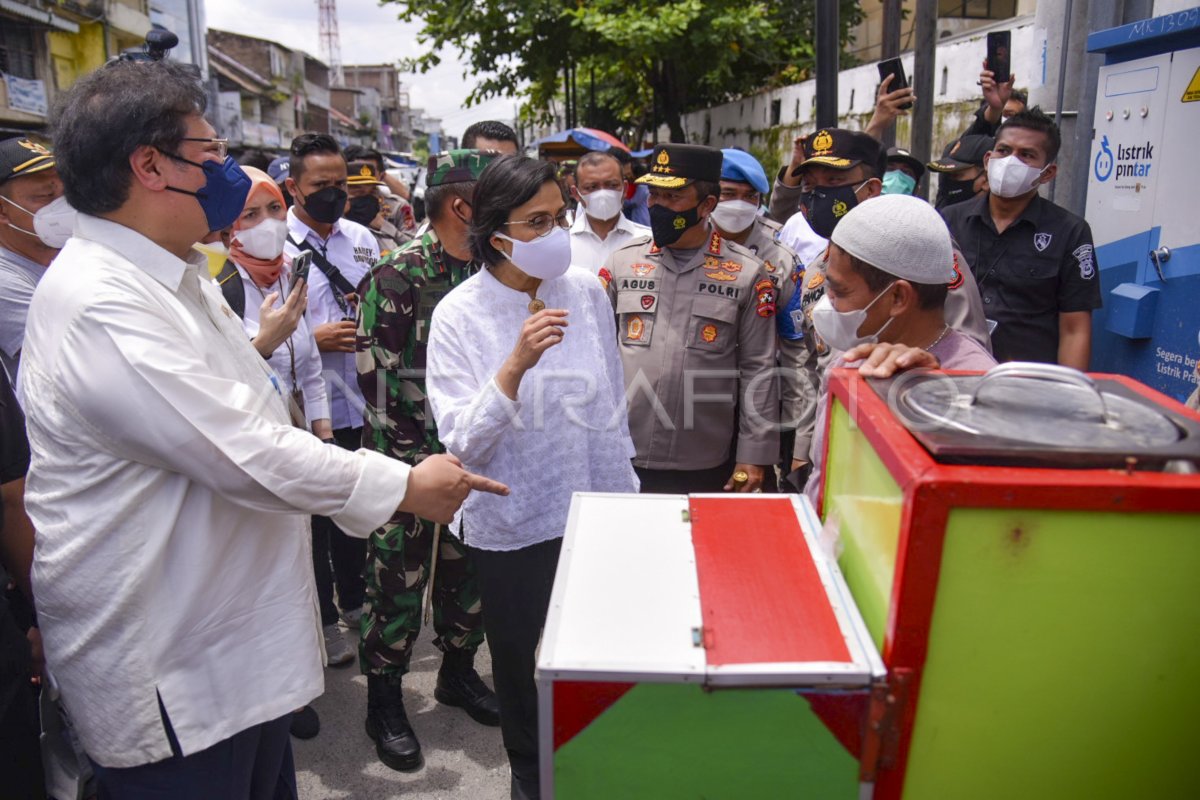 PENYALURAN BANTUAN TUNAI PKL-WARUNG | ANTARA Foto