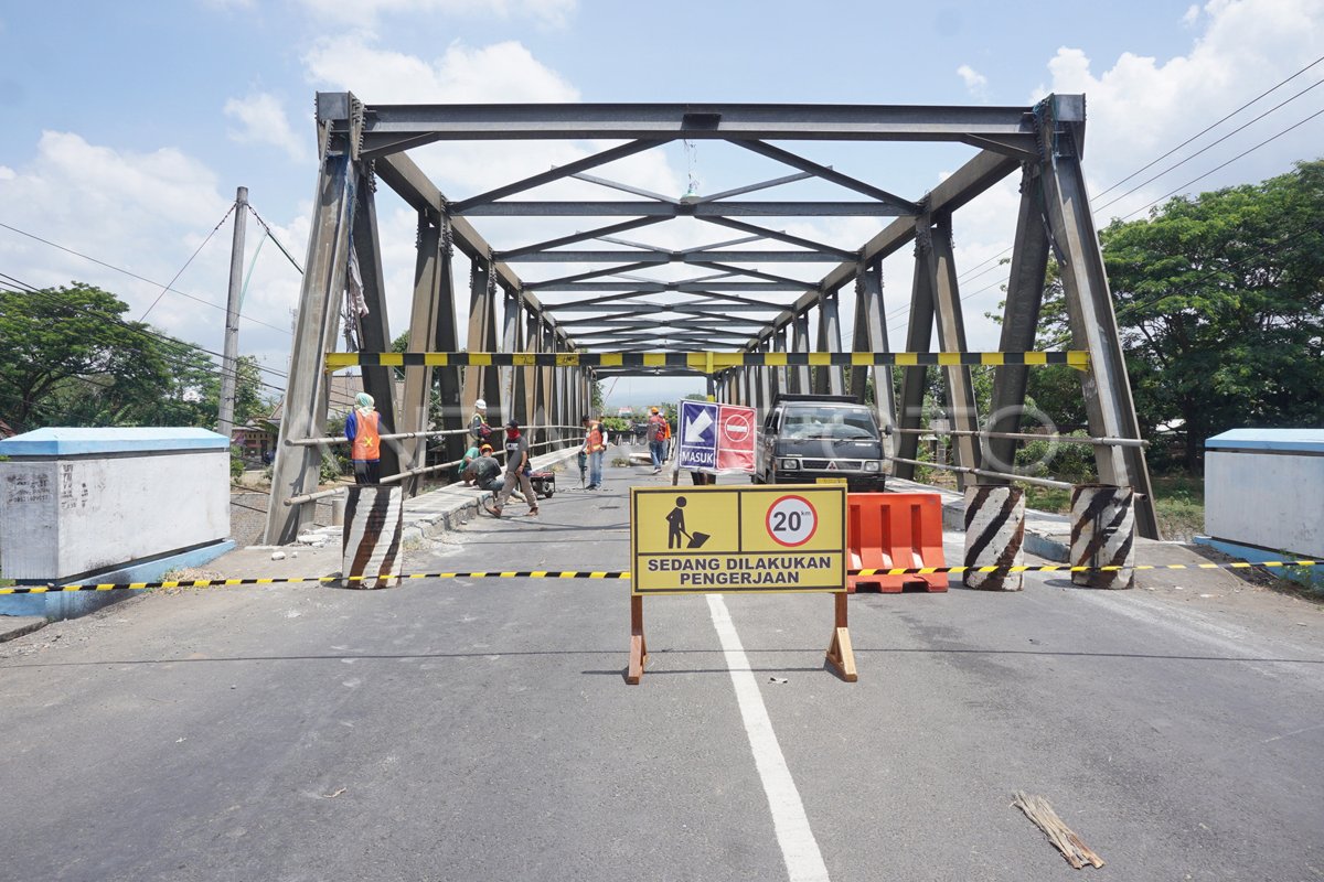 PERBAIKAN JEMBATAN DI TULUNGAGUNG | ANTARA Foto