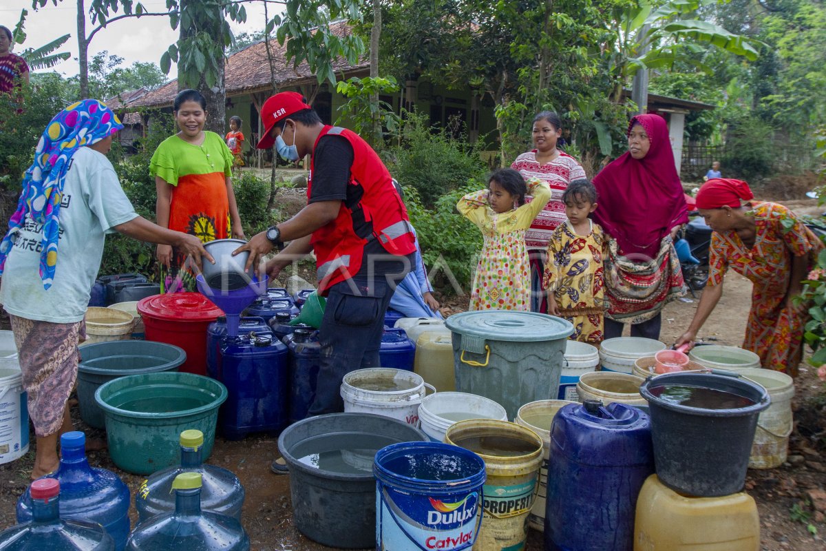 DISTRIBUSI AIR BERSIH DI KARAWANG | ANTARA Foto DISTRIBUSI AIR BERSIH DI KARAWANG | ANTARA Foto
