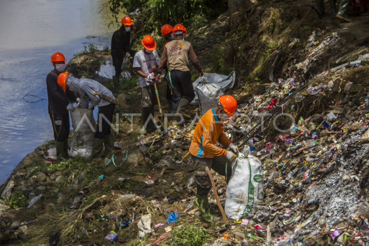 AKSI BERSIH-BERSIH SUNGAI PASCABANJIR BANDANG | ANTARA Foto
