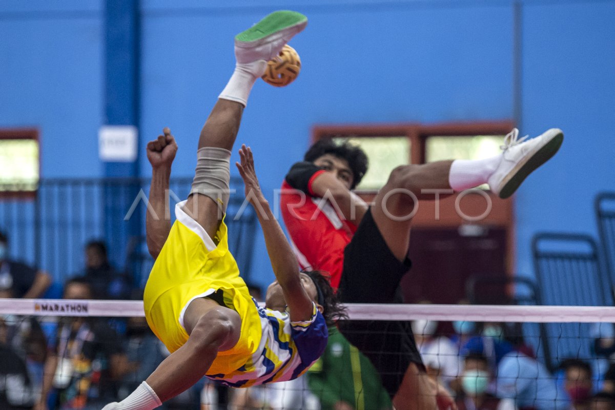 SEPAK TAKRAW JATIM PUTRA RAIH MEDALI EMAS GANDA PUTRA BEREGU | ANTARA Foto