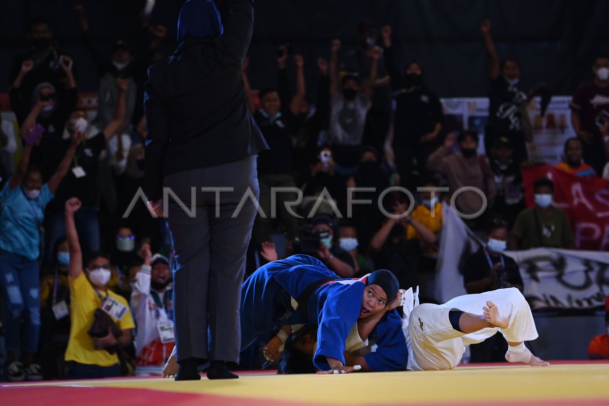 JUDOKA PUTRI PAPUA RAIH MEDALI EMAS JUDO PON | ANTARA Foto JUDOKA PUTRI PAPUA RAIH MEDALI EMAS JUDO PON | ANTARA Foto