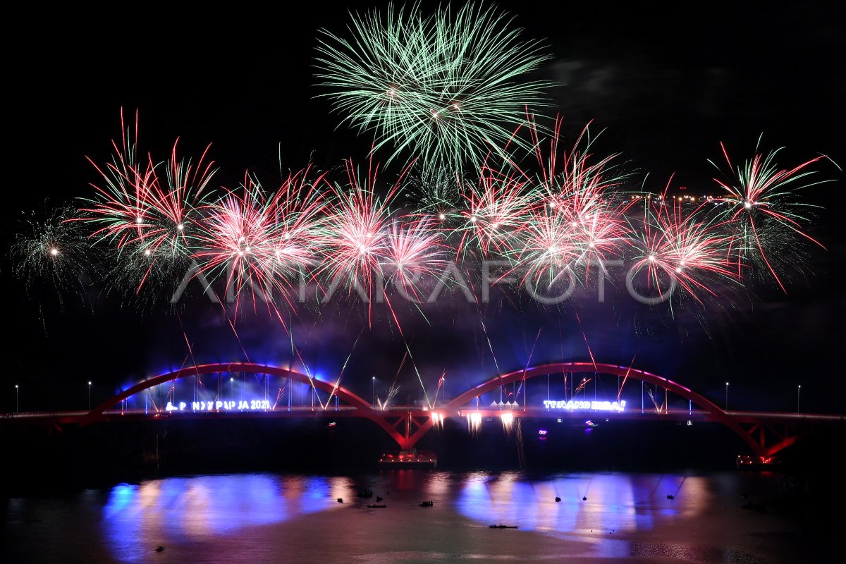 PESTA KEMBANG API PEMBUKAAN PON DI JEMBATAN MERAH TELUK YOUTEFA ... PESTA KEMBANG API PEMBUKAAN PON DI JEMBATAN MERAH TELUK YOUTEFA ...
