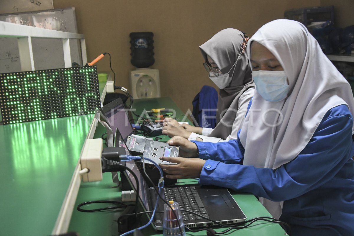 ALAT PENGUKUR SUHU TUBUH BUATAN PELAJAR SMK | ANTARA Foto ALAT PENGUKUR SUHU TUBUH BUATAN PELAJAR SMK | ANTARA Foto