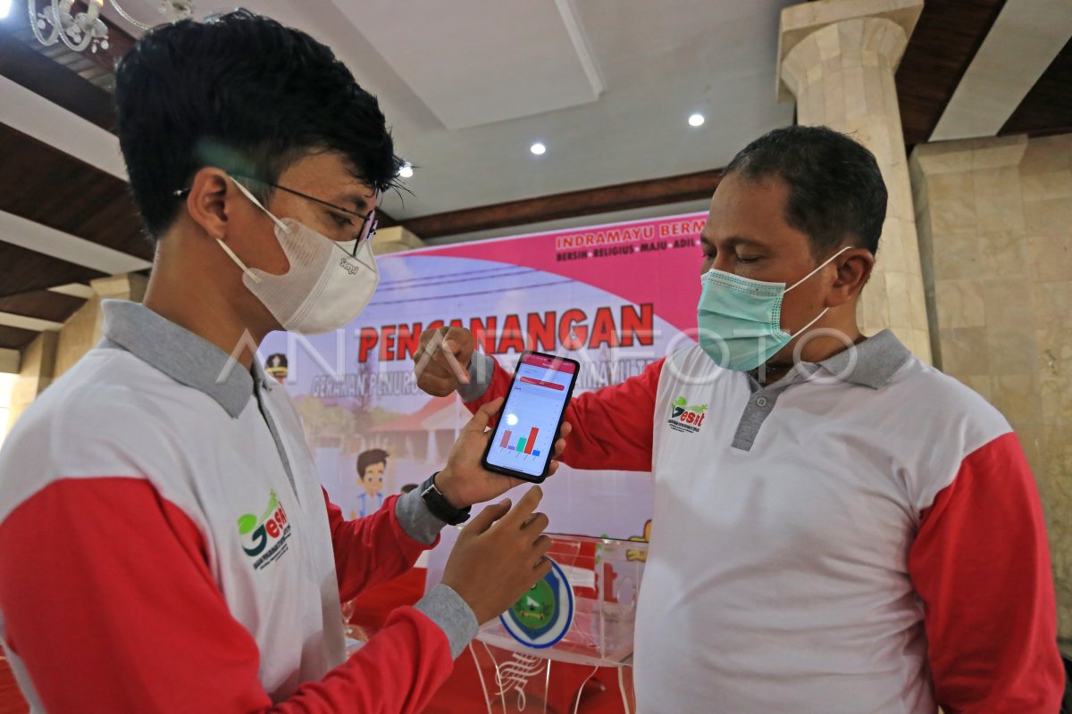 PENGGUNAAN APLIKASI CEGAH STUNTING | ANTARA Foto