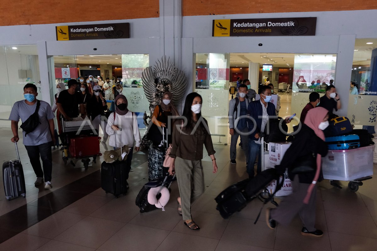 PENUMPANG DOMESTIK MENINGKAT DI BANDARA NGURAH RAI BALI | ANTARA Foto