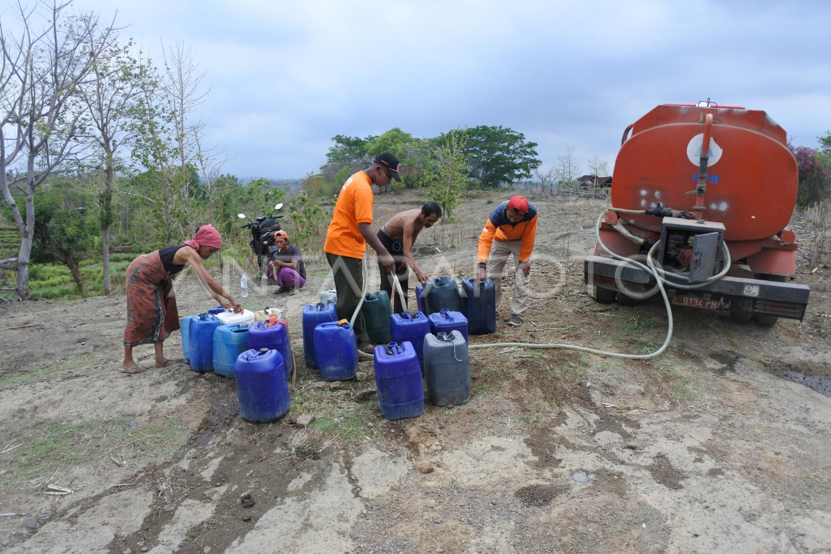 BPBD SITUBONDO DISTRIBUSIKAN AIR BERSIH | ANTARA Foto