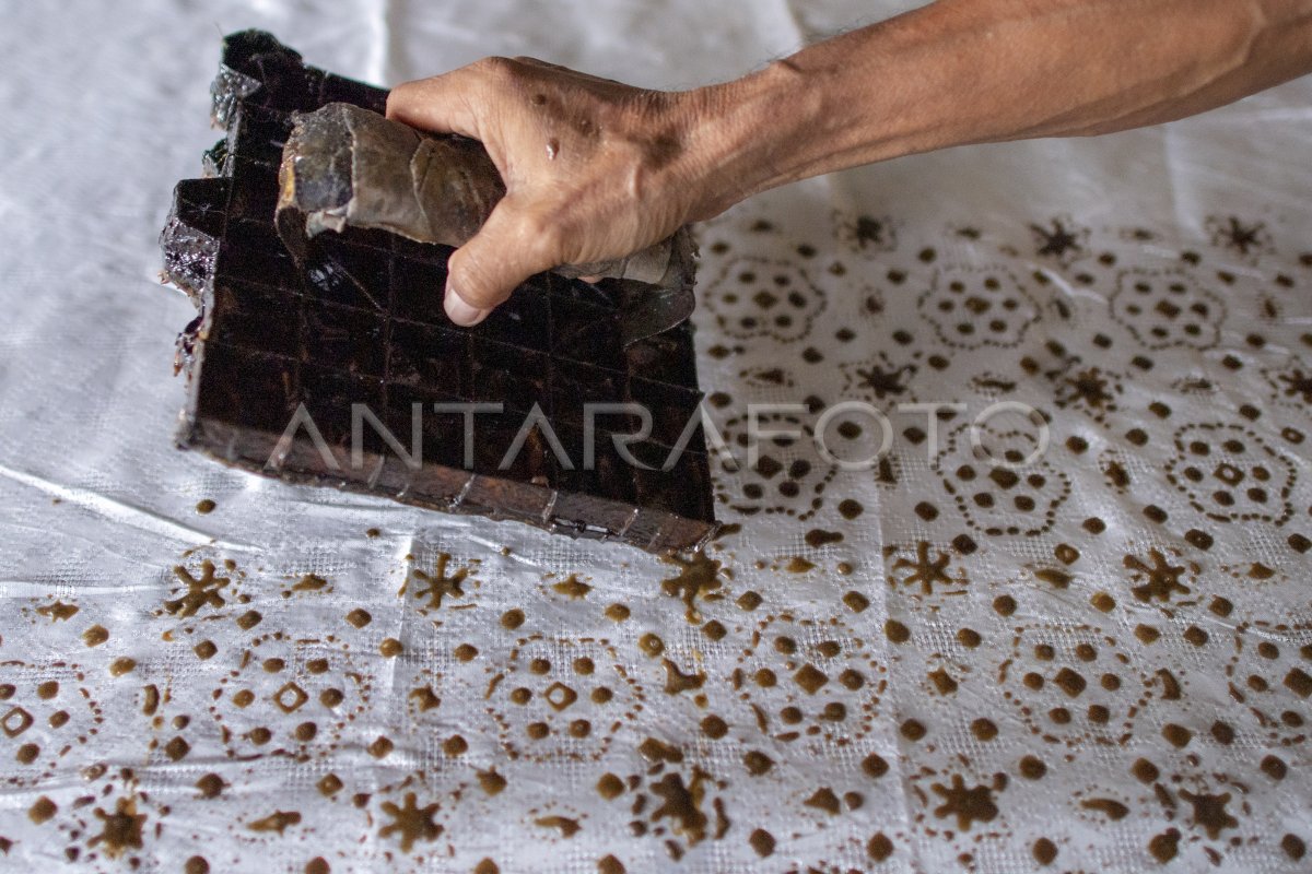 KERAJINAN KAIN JUMPUTAN DAN BATIK KHAS PALEMBANG | ANTARA Foto KERAJINAN KAIN JUMPUTAN DAN BATIK KHAS PALEMBANG | ANTARA Foto