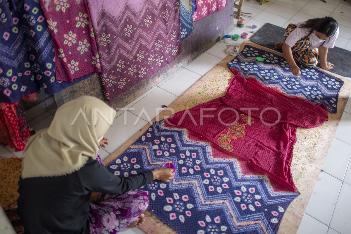 KERAJINAN KAIN JUMPUTAN DAN BATIK KHAS PALEMBANG | ANTARA Foto KERAJINAN KAIN JUMPUTAN DAN BATIK KHAS PALEMBANG | ANTARA Foto