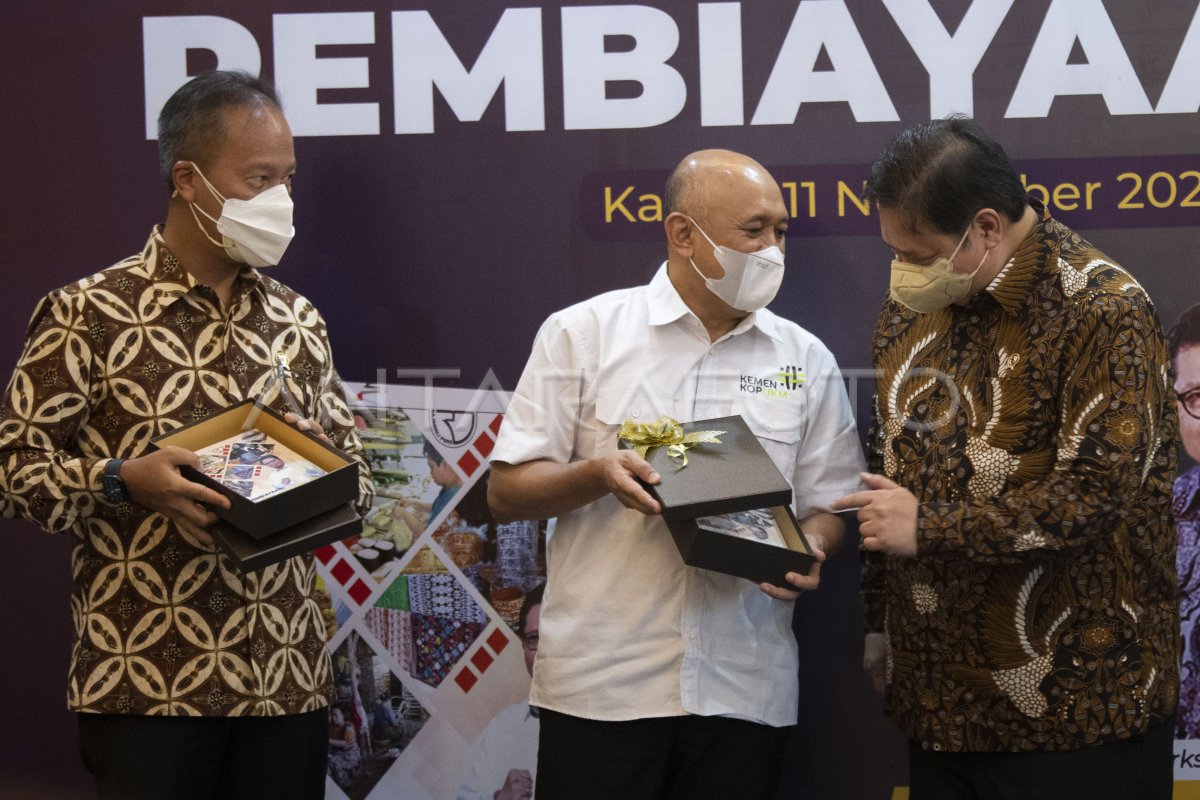 MENKO PEREKONOMIAN LUNCURKAN BUKU PEMBIAYAAN UMKM | ANTARA Foto
