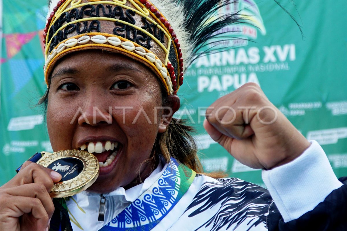 PETENIS PUTRI PAPUA RAIH MEDALI EMAS ELITE | ANTARA Foto PETENIS PUTRI PAPUA RAIH MEDALI EMAS ELITE | ANTARA Foto