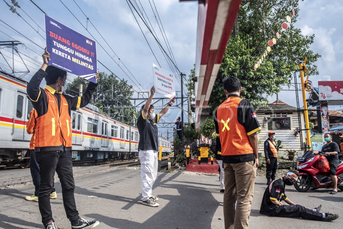 SOSIALISASI KESELAMATAN DI PERLINTASAN KERETA | ANTARA Foto