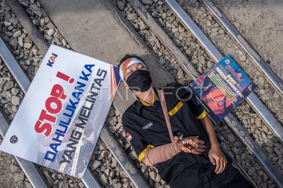 SOSIALISASI KESELAMATAN DI PERLINTASAN KERETA | ANTARA Foto