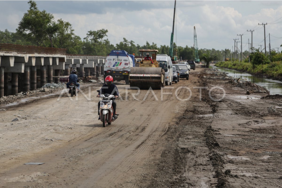 JALAN TRANS KALIMANTAN RUSAK | ANTARA Foto