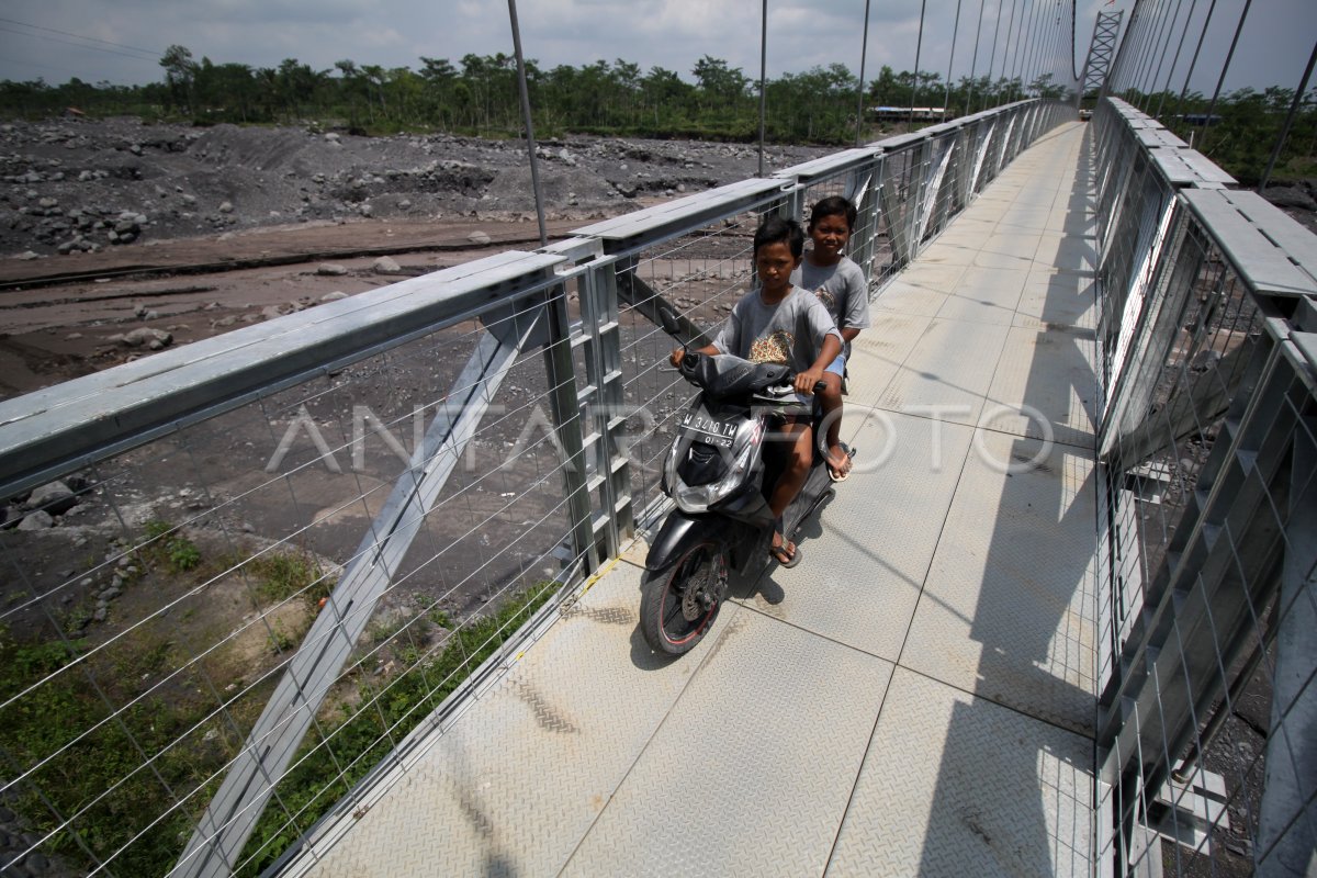 JEMBATAN GANTUNG KALIREGOYO | ANTARA Foto