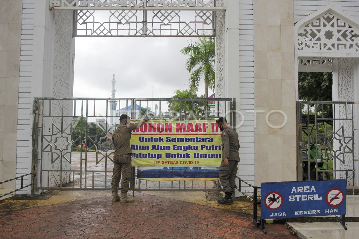 PENUTUPAN RUANG PUBLIK JELANG MALAM TAHUN BARU | ANTARA Foto PENUTUPAN RUANG PUBLIK JELANG MALAM TAHUN BARU | ANTARA Foto
