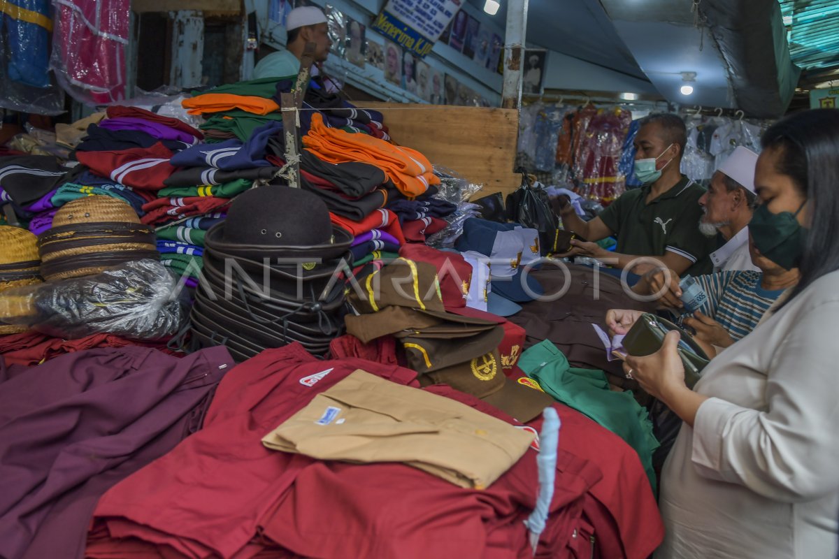 PERMINTAAN SERAGAM SEKOLAH MENINGKAT | ANTARA Foto PERMINTAAN SERAGAM SEKOLAH MENINGKAT | ANTARA Foto