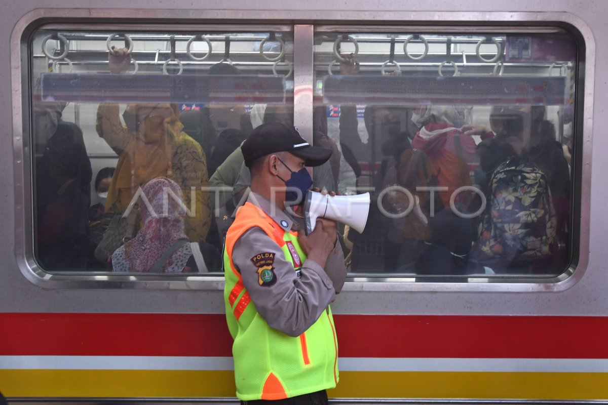 KEPADATAN PENUMPANG KRL SAAT PPKM LEVEL 2 | ANTARA Foto