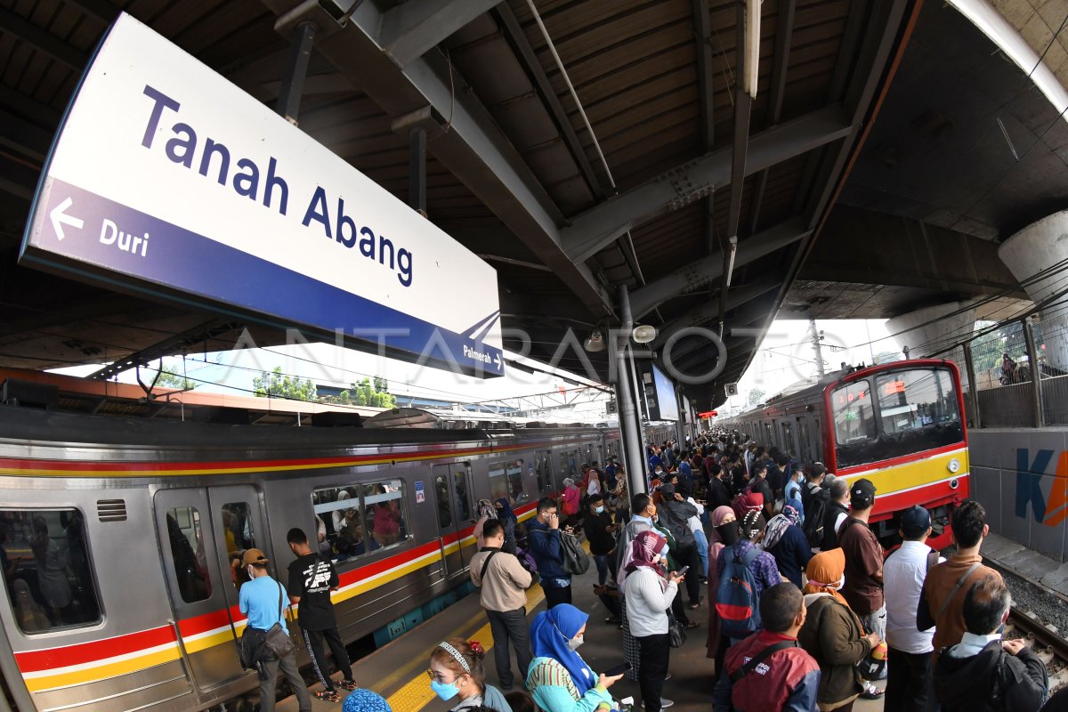 KEPADATAN PENUMPANG KRL SAAT PPKM LEVEL 2 | ANTARA Foto