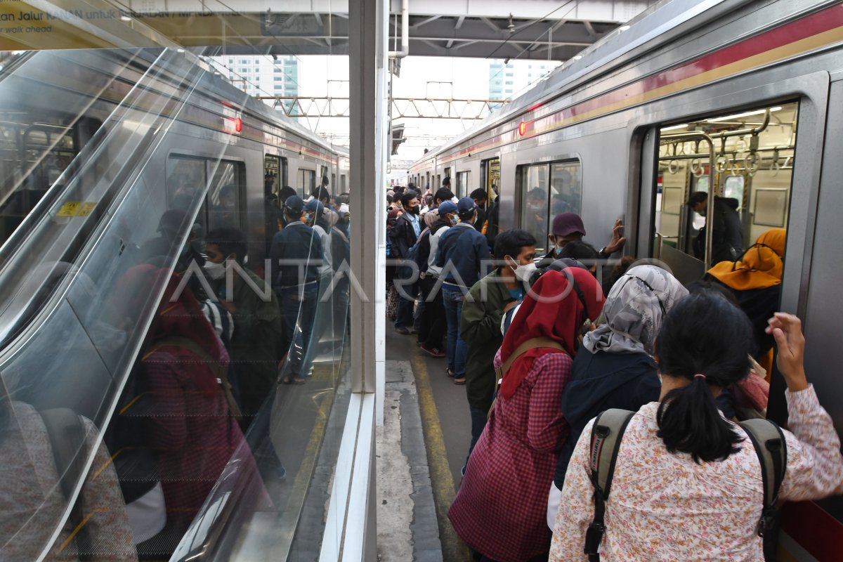 KEPADATAN PENUMPANG KRL SAAT PPKM LEVEL 2 | ANTARA Foto