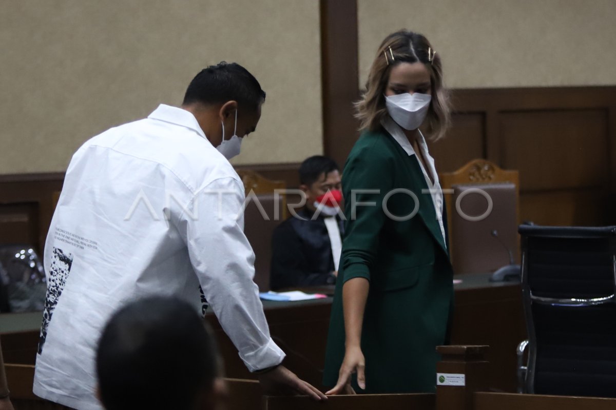 VONIS NIA RAMADHANI DAN ARDI BAKRIE | ANTARA Foto VONIS NIA RAMADHANI DAN ARDI BAKRIE | ANTARA Foto