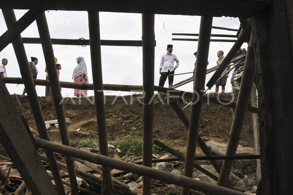 RUMAH RUSAK AKIBAT TANGGUL SUNGAI CITARUM AMBLAS | ANTARA Foto RUMAH RUSAK AKIBAT TANGGUL SUNGAI CITARUM AMBLAS | ANTARA Foto
