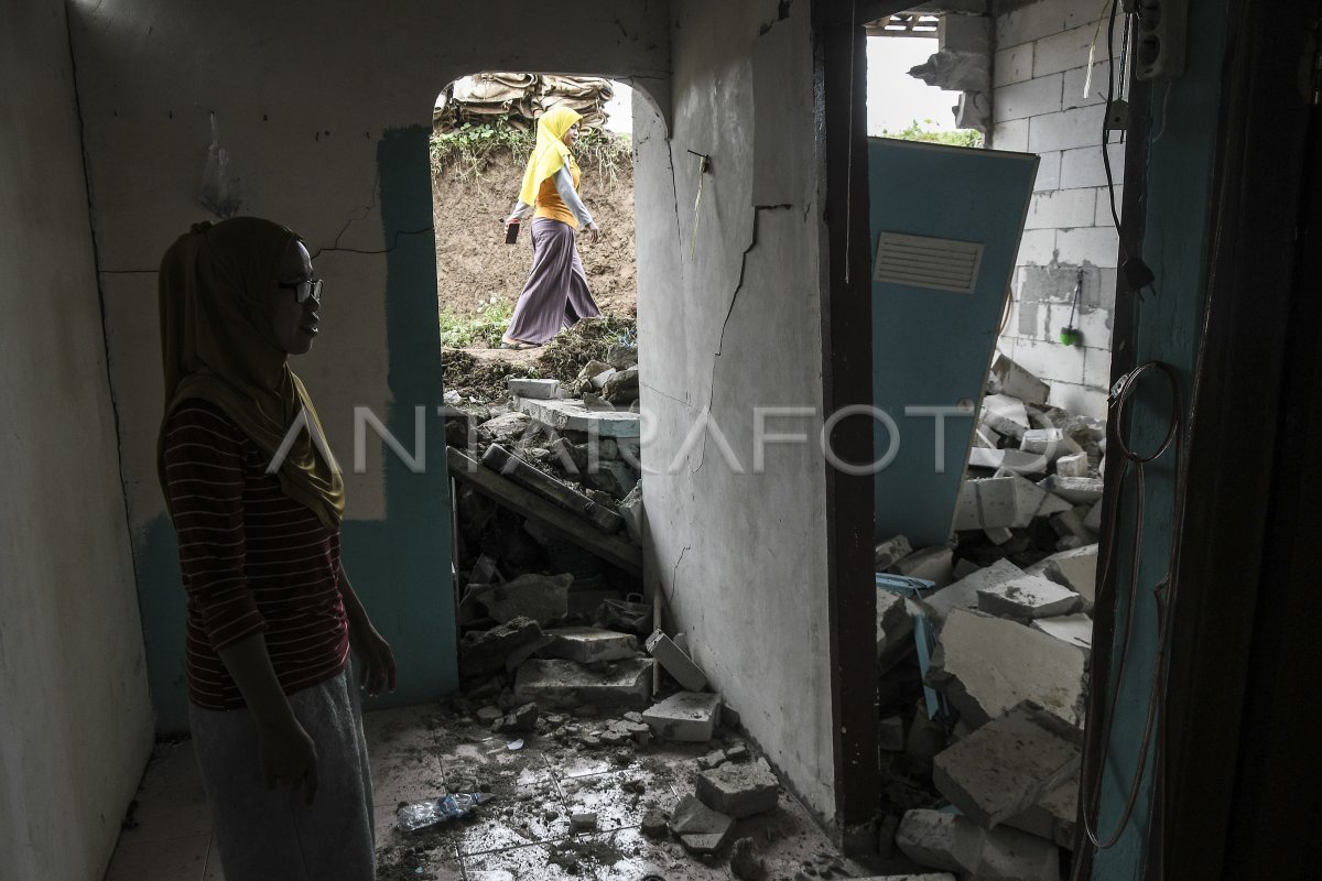 RUMAH RUSAK AKIBAT TANGGUL SUNGAI CITARUM AMBLAS | ANTARA Foto RUMAH RUSAK AKIBAT TANGGUL SUNGAI CITARUM AMBLAS | ANTARA Foto