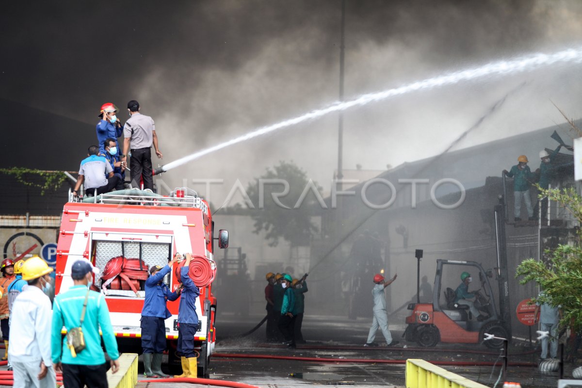 KEBAKARAN PABRIK SEPATU DAN SANDAL | ANTARA Foto