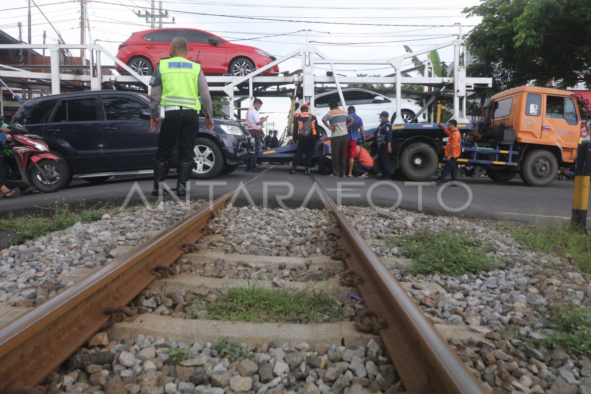 TRUK TERSANGKUT PERLINTASAN KERETA API | ANTARA Foto