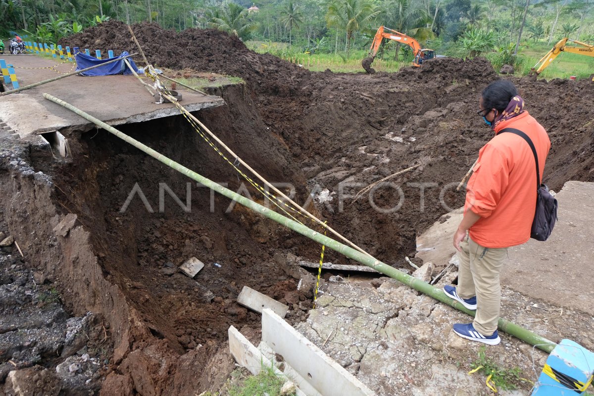 JEMBATAN AMBRUK DITERJANG LONGSOR | ANTARA Foto
