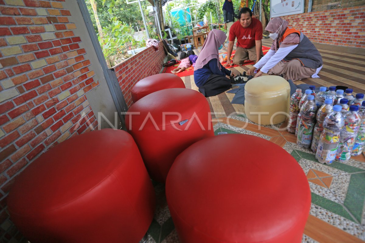 Pengolahan Sampah Menjadi Kursi Ecobrick Antara Foto
