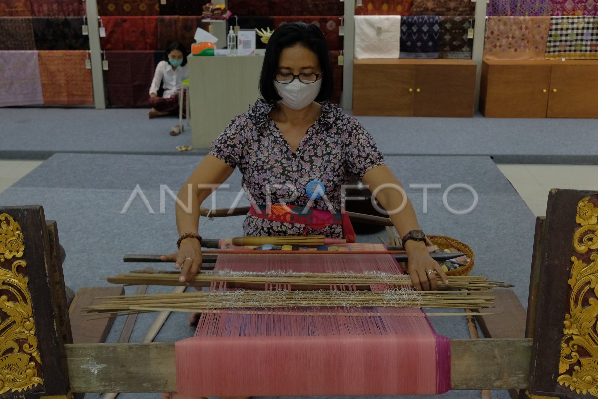 PAMERAN IKM BALI BANGKIT TAHAP I 2022 | ANTARA Foto PAMERAN IKM BALI BANGKIT TAHAP I 2022 | ANTARA Foto