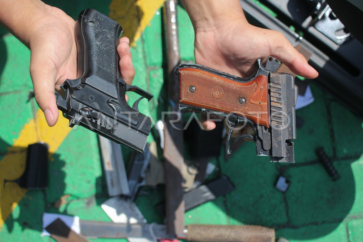 PEMUSNAHAN BARANG BUKTI KEJARI TANJUNG PERAK | ANTARA Foto PEMUSNAHAN BARANG BUKTI KEJARI TANJUNG PERAK | ANTARA Foto